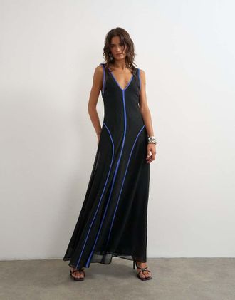 Topshop Chiffon-Maxikleid mit V-Ausschnitt, tiefer Taille, in Schwarz mit blauer Kontrastkante-Braun