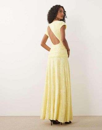 Asos Robe longue en dentelle d&eacute;vor&eacute;e avec manches courtes et fronces - Citron-Blanc