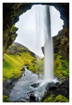Wallario selbstklebendes Poster - Hinter dem Wasserfall, Aufkleber in Premiumqualit&auml;t, Klebefolie Gr&ouml;&szlig;e: 61 x 91,5 cm (Maxiposter)