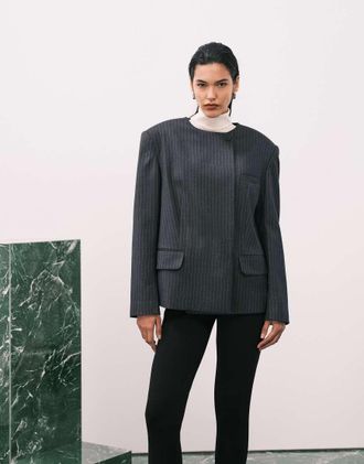 Asos Eleganter Blazer ohne Kragen in Grau mit verst&auml;rkter Schulterpartie und Nadelstreifen