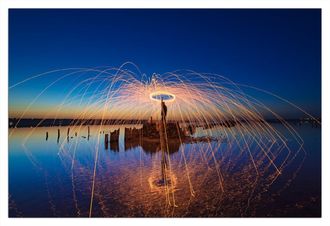 Wallario selbstklebendes Poster - Feuerkreise am Wasser, Aufkleber in Premiumqualit&auml;t, Klebefolie Gr&ouml;&szlig;e: 61 x 91,5 cm (Maxiposter)