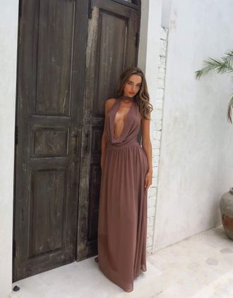 Aria Cove Robe longue &agrave; d&eacute;collet&eacute; b&eacute;nitier plongeant et foulard - Moka-Brown