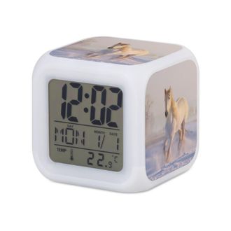 Fabulous Wecker, W&uuml;rfel, beleuchtet, Wei&szlig; - Wundersch&ouml;nes wei&szlig;es Pferd im Schnee, Natur Winter - 7,8 x 7,8 x 7,8 cm - Retro-Beleuchtung, mehrfarbig, LED