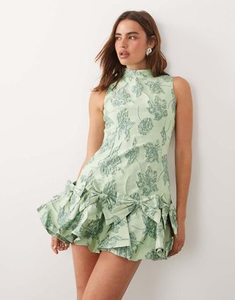 Sister Jane Sister Jane - Exklusives, &auml;rmelloses Jacquard-Minikleid in Hellgr&uuml;n mit Blumenmuster, geraffter Taille und Schleifchen am Saum