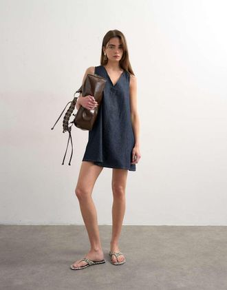 Topshop Mini-Etuikleid aus Denim in indigoblauer Rinse-Waschung mit V-Ausschnitt
