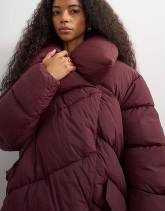 Topshop Pufferjacke mit Stehkragen in mittlerer L&auml;nge in Burgunderrot