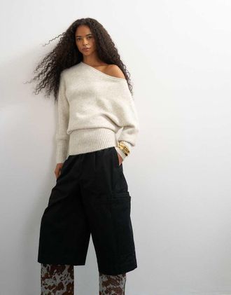 Topshop gestrickter Pullover mit asymmetrischem Ausschnitt, flauschig, Longline, drapiert, mit Wolle in Latte-Neutral