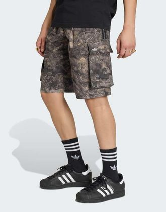adidas Originals Adilenium Season 5 - Gemusterte Cargo-Shorts in Chalk Pearl / Wonder Taupe-Neutral