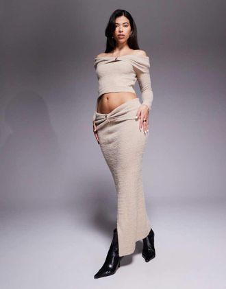 Aria Cove Jupe densemble longue en maille duveteuse avec taille rabattue et détail métallique - Beige-Neutre