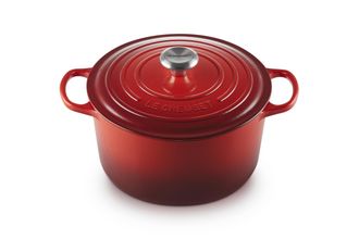 LE CREUSET Le Creuset Hoher runder Br&auml;ter aus Gusseisen, 26cm, Kirschrot, 21195260602430