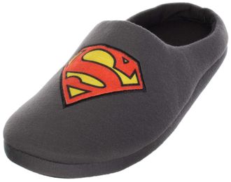 Brandsseller Herren Hausschuhe Pantoffeln Eingen&auml;htes Sticker Emblem mit Motiven im Stil von Superman Grau/Schwarz 43