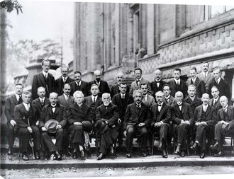 Posterlounge Fünfte Solvay-Konferenz, 1927 Leinwandbild 40 x 30 cm Schwarz-Weiß Wandbilder Wanddeko
