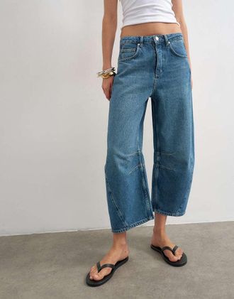 Topshop Barrel-Jeans in kr&auml;ftigem Blau mit Cropped-L&auml;nge und mittelhohem Bund