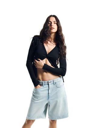 Calvin Klein Jeans Lang&auml;rmliges, geripptes Oberteil in Schwarz mit Knopfleiste