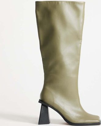 Topshop Tabitha kniehoher Stiefel mit Absatz und verl&auml;ngertem Schaftrand in Gr&uuml;n