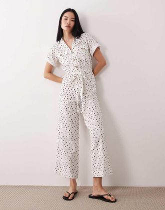 Wednesday's Girl Kurz&auml;rmliger Jumpsuit in Wei&szlig; mit Polka Dots und Kragen