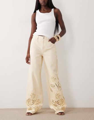 Mango Doja - Straight Jeans aus 100% Baumwolle in Buttermilchgelb mit Stickerei