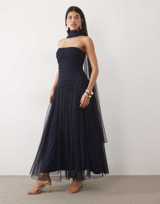 Lace & Beads robe longue en tulle bandeau avec taille structur&eacute;e et d&eacute;tail foulard, bleu marine