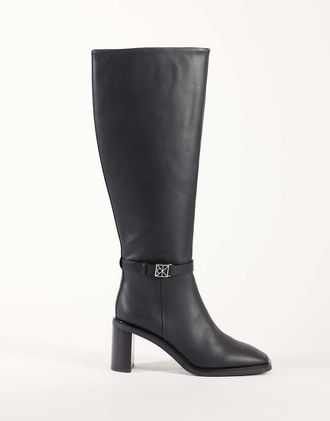 Calvin Klein bottes montantes jusquau genou en cuir &agrave; talon carr&eacute; avec d&eacute;tail boucle sigl&eacute;e noir