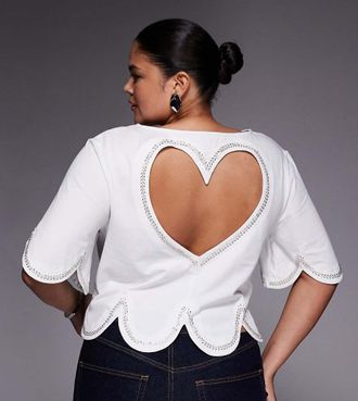 Asos Curve - T-shirt ornement&eacute; &agrave; d&eacute;coupe en coeur - Blanc