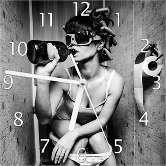 Wallario Design-Wanduhr Kloparty - Sexy Frau auf Toilette mit Weinflasche aus Glas, Motiv-Uhr Gr&ouml;&szlig;e 20 x 20 cm, wei&szlig;e Zeiger