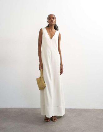 Topshop Robe longue &eacute;pur&eacute;e &agrave; col en V avec emmanchures larges et ourlet plongeant - Blanc cass&eacute;-Neutre