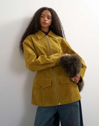 Topshop veste blazer en su&eacute;dine synth&eacute;tique cintr&eacute;e &agrave; la taille couleur moutarde-Jaune