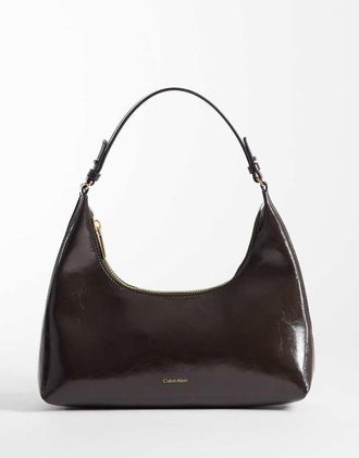 Calvin Klein Jeans - Sac port&eacute; &eacute;paule brillant &agrave; logo m&eacute;tallis&eacute; - Marron chocolat