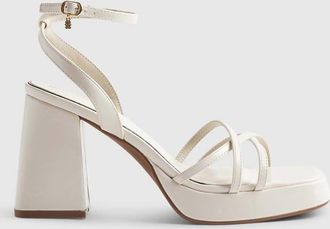 River Island Sandalen in Wei&szlig; mit &uuml;berkreuzten Riemchen und Blockabsatz