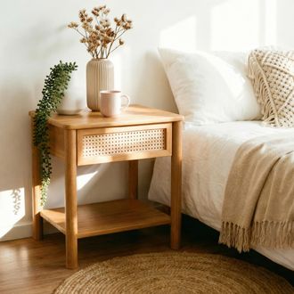 IDIMEX Nachtkommode CEFIRA mit Schublade und Ablagefach, Eiche Finish - Nachttisch aus Massivholz, Nachtschrank mit Rattan, Kleine Kommode ideal f&uuml;r das Schl