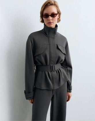 Oysho veste ceintur&eacute;e avec poches en gris fonc&eacute;