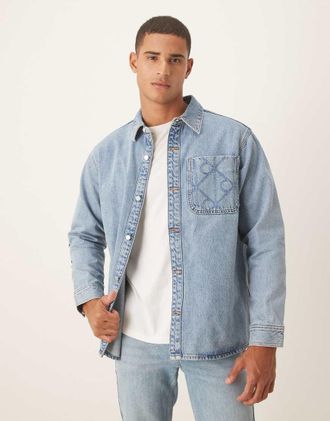 Calvin Klein Jeans Surchemise en jean style ann&eacute;es 90 avec poche &agrave; logo - Taupe d&eacute;lav&eacute;-Neutre