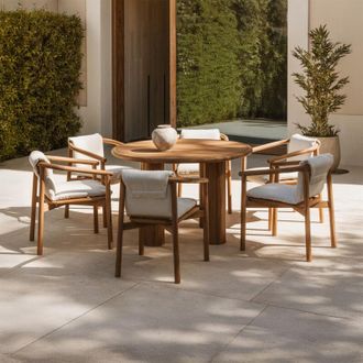 Sklum Set aus runder Tisch &Oslash;120 cm aus Akazienholz Ginara und 6 Gartenst&uuml;hle mit Armlehnen aus Akazienholz Elmina Akazie Braun