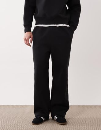Arket Pantalon de jogging droit en imitation n&eacute;opr&egrave;ne &agrave; assortir - Noir