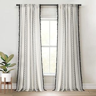 Lush D&eacute;cor Hygge Boho Streifen Quaste Fenstervorhang, Paar 132,1 cm B x 213,4 cm L, Schwarz & Wei&szlig;