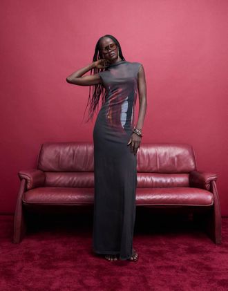 Asos Hochgeschlossenes Maxikleid aus Netzstoff in Schwarz mit Lippen-Print-Bunt