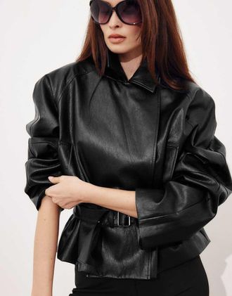 NA-KD veste en imitation cuir avec d&eacute;tail ceintur&eacute; noire