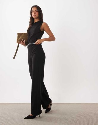 Mango ma&szlig;geschneiderter &auml;rmelloser Jumpsuit mit G&uuml;rtel in Schwarz