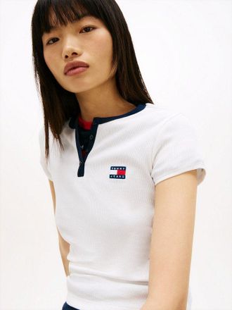 Tommy Jeans Henleyshirt TJW SLIM HENLEY BADGE SS TEE mit Kontrastdetail