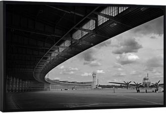 artboxONE Poster mit schwarzem Rahmen 60x40 cm St&auml;dte/Berlin Flughafen Berlin-Tempelhof - Bild Flughafen