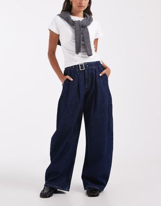 Asos jean barrel avec ceinture en bleu fonc&eacute;