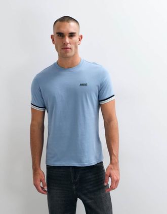 Barbour Newport T-Shirt mit kurzen &Auml;rmeln, Kontraststreifen und Logo in Hellblau