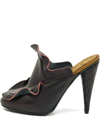 Fendi sandales en cuir &agrave; volants - Noir