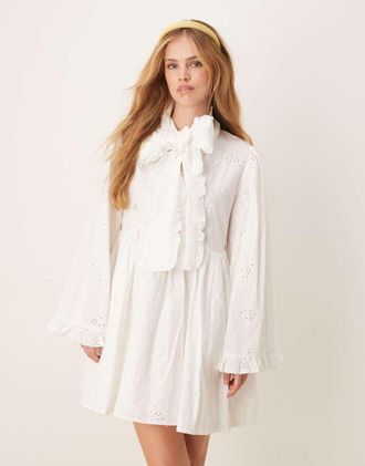 Sister Jane Sister Jane x ASOS - Meadow - Robe courte en broderie anglaise à détail noeud - Blanc