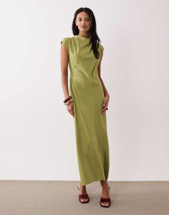 Nobody's Child Eden - Satin-Maxikleid in Olivgr&uuml;n mit Kapp&auml;rmeln und Wasserfallausschnitt