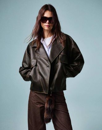 Bershka Veste en similicuir avec col à revers - Marron-Brown