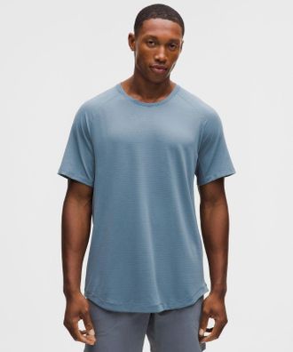 lululemon License to Train Kurzarmshirt f&uuml;r M&auml;nner - Gr&ouml;&szlig;e 2XL in Steel Blue