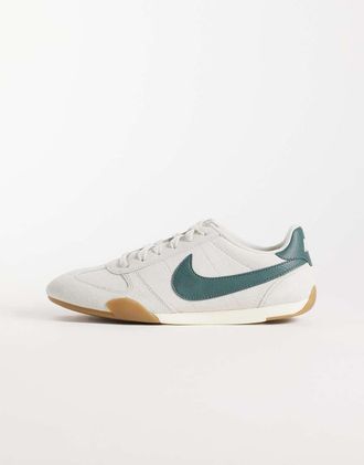 Nike Sprint Sister Sneaker in Wollwei&szlig; und gr&uuml;nem Wildleder