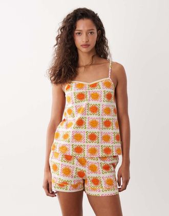 Chelsea Peers Ensemble de nuit avec caraco fronc&eacute; &agrave; motif quadrill&eacute; avec soleil et short boutonn&eacute; sur le c&ocirc;t&eacute; - Multicolore