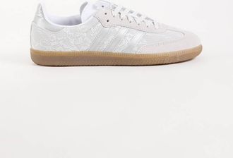 adidas Originals Samba OG baskets blanches avec d&eacute;tail en dentelle et cr&egrave;me-Argent&eacute;